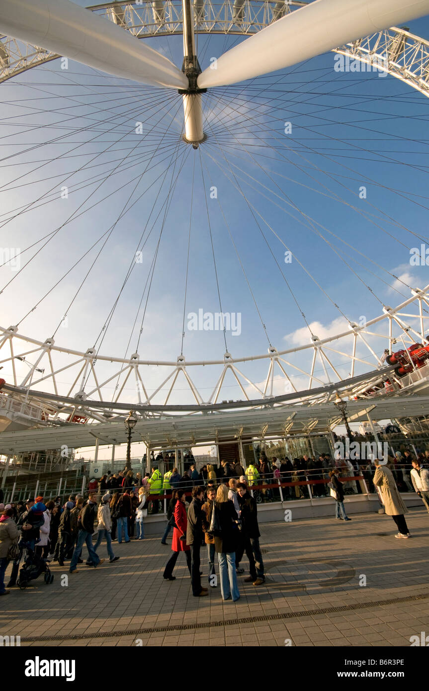 Ferris wheel landmark tourists queue hi-res stock photography and ...