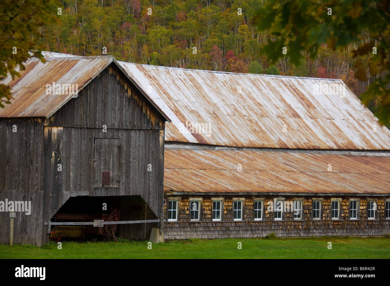 Old barn rusty tin roof hi-res stock photography and images - Alamy