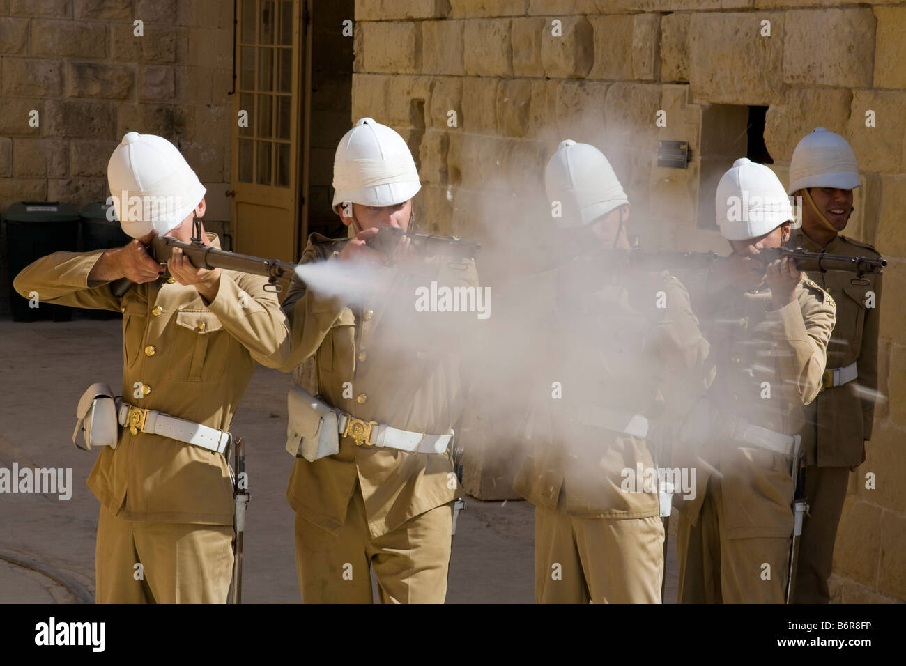 Soldiers aiming rifles hi-res stock photography and images - Alamy