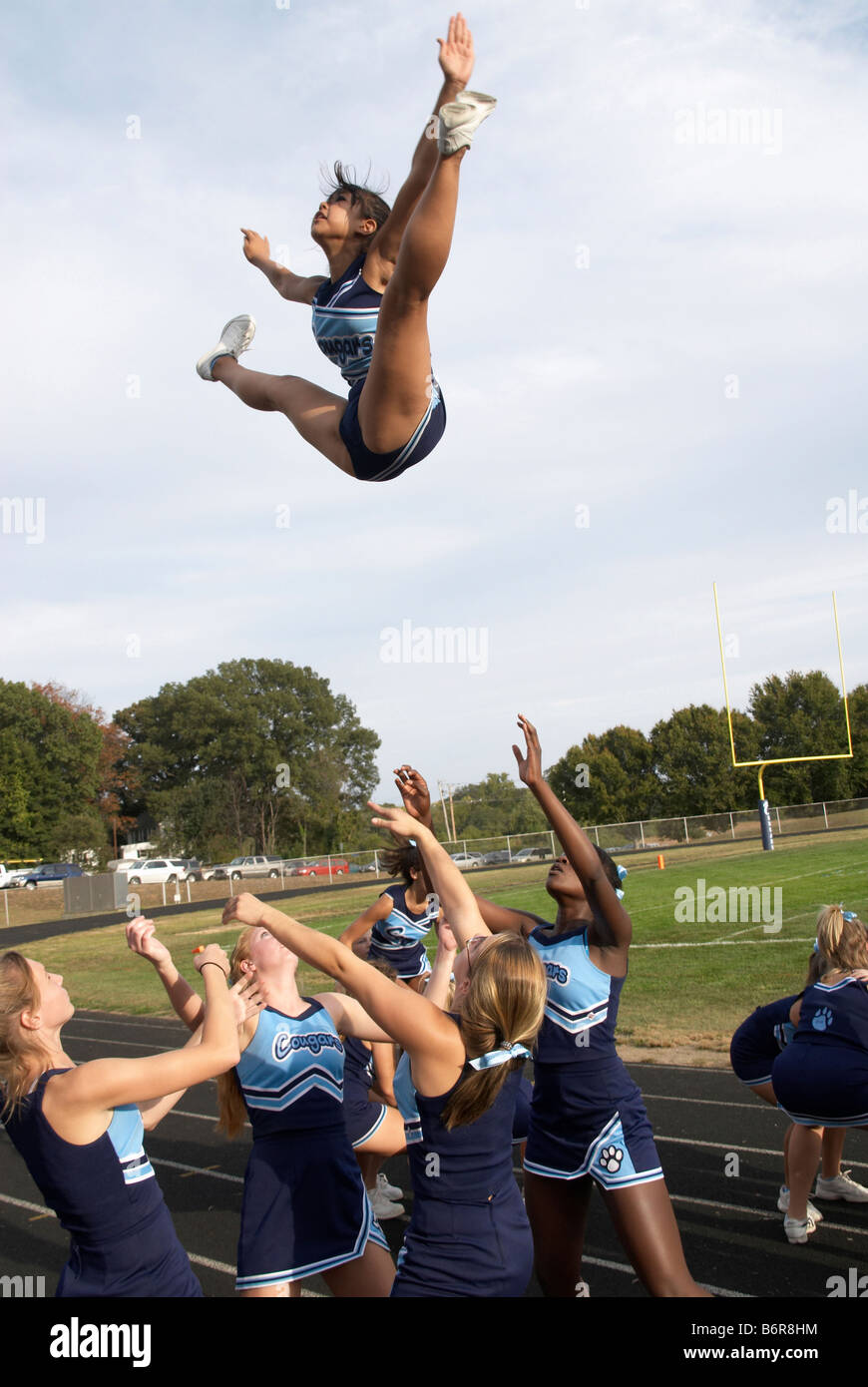 Cheerleaders high school teenagers hi-res stock photography and images ...