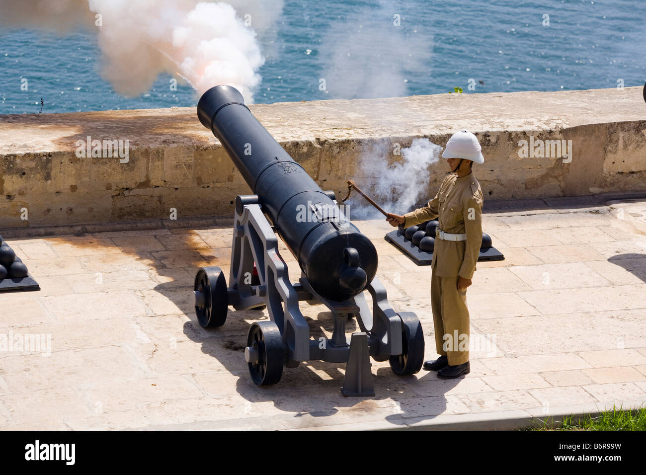 Firing noon day gun saluting hi-res stock photography and images - Alamy