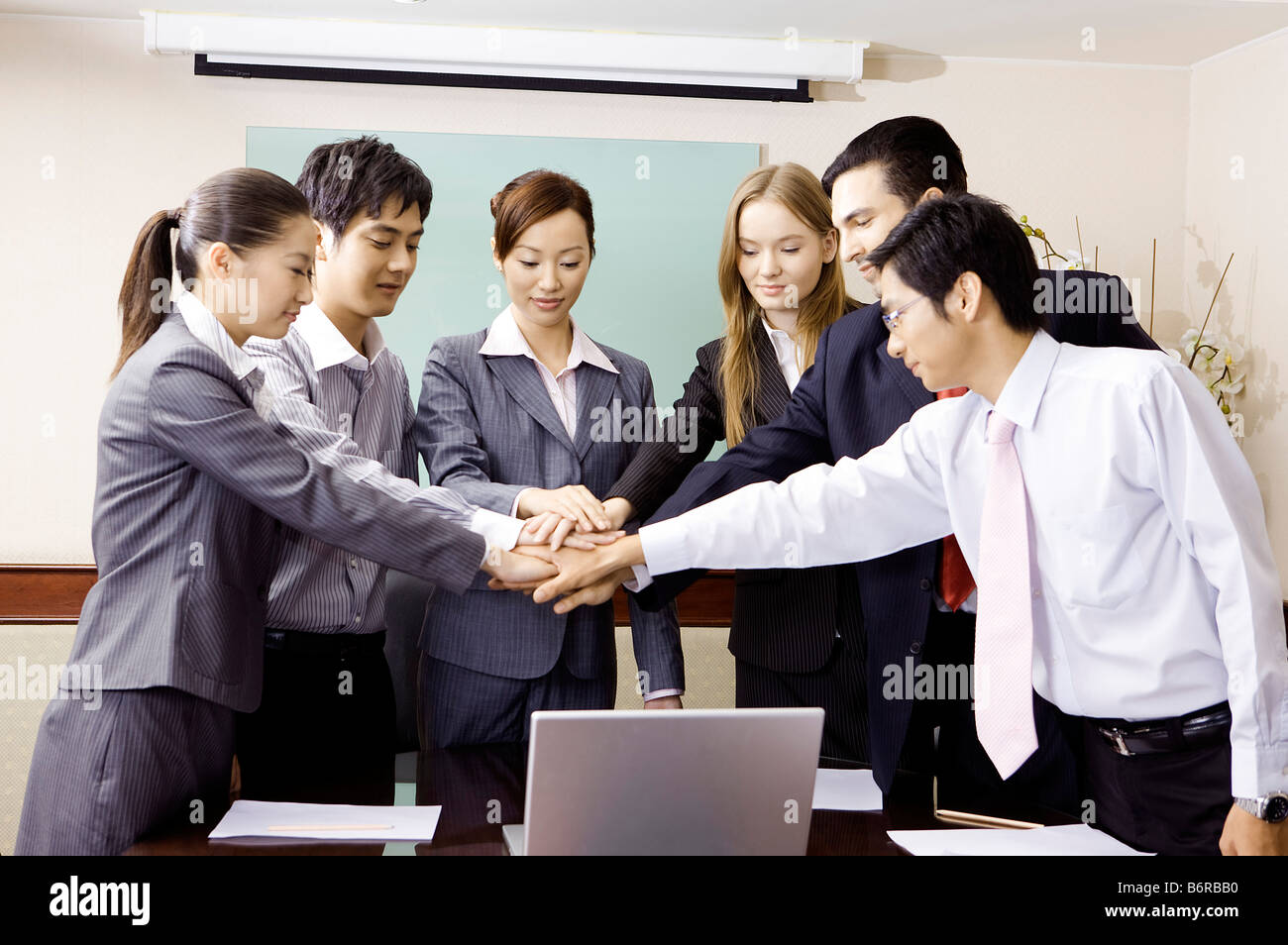 Cheering large group of people hi-res stock photography and images - Alamy