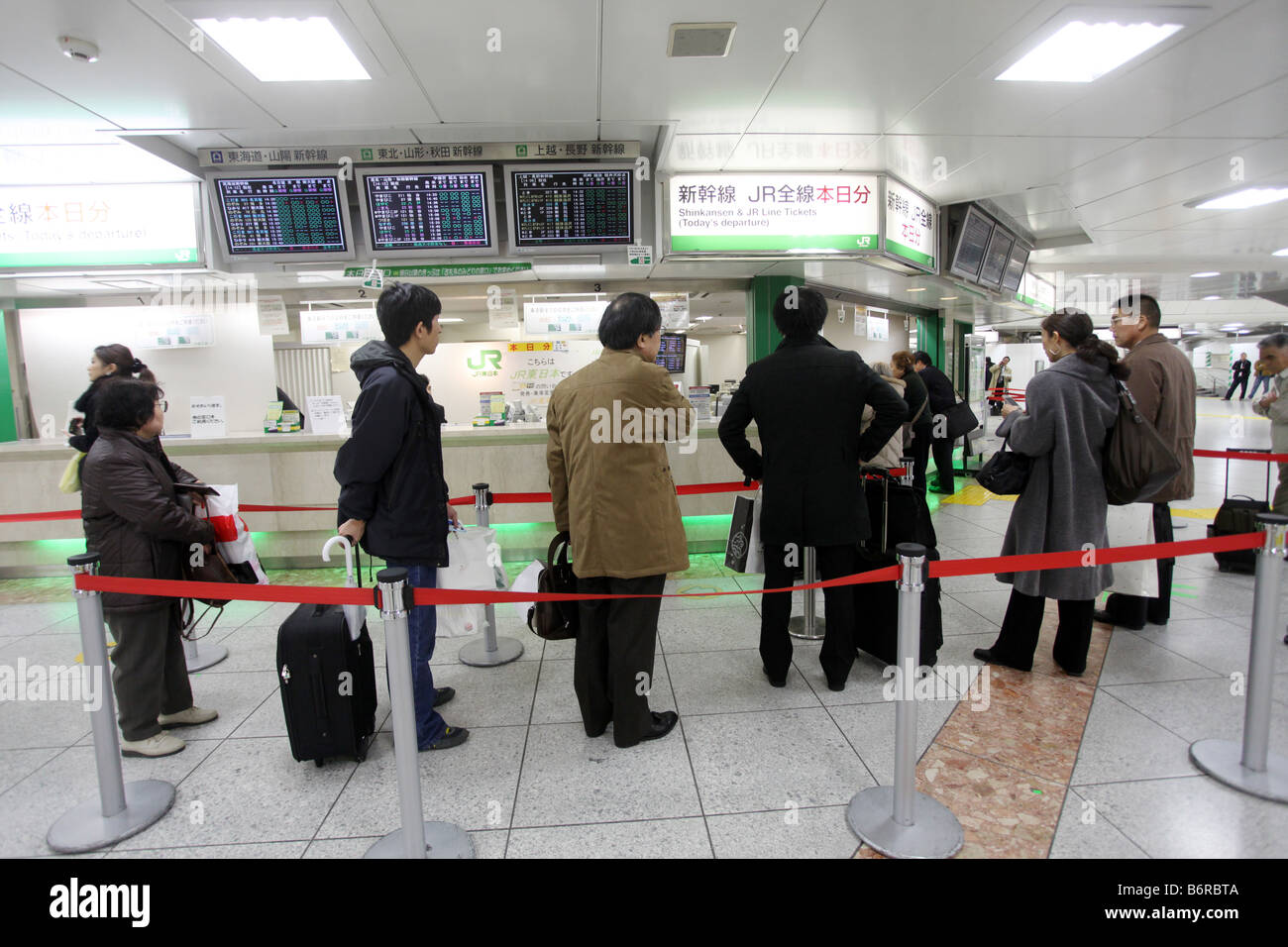 Japanese train queue hi-res stock photography and images - Alamy