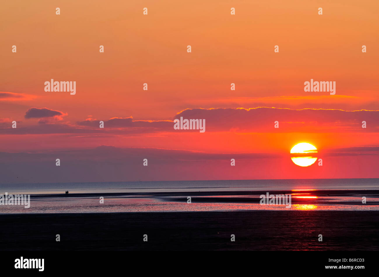 Setting sun over water sea Ribble Estuary Stock Photo - Alamy