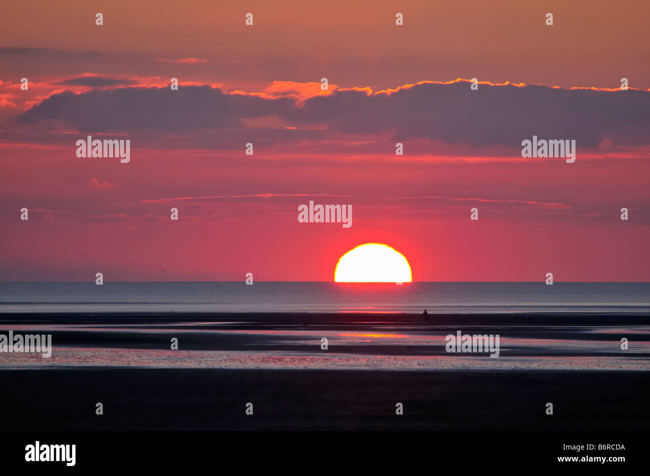 Sun setting water line hi-res stock photography and images - Alamy