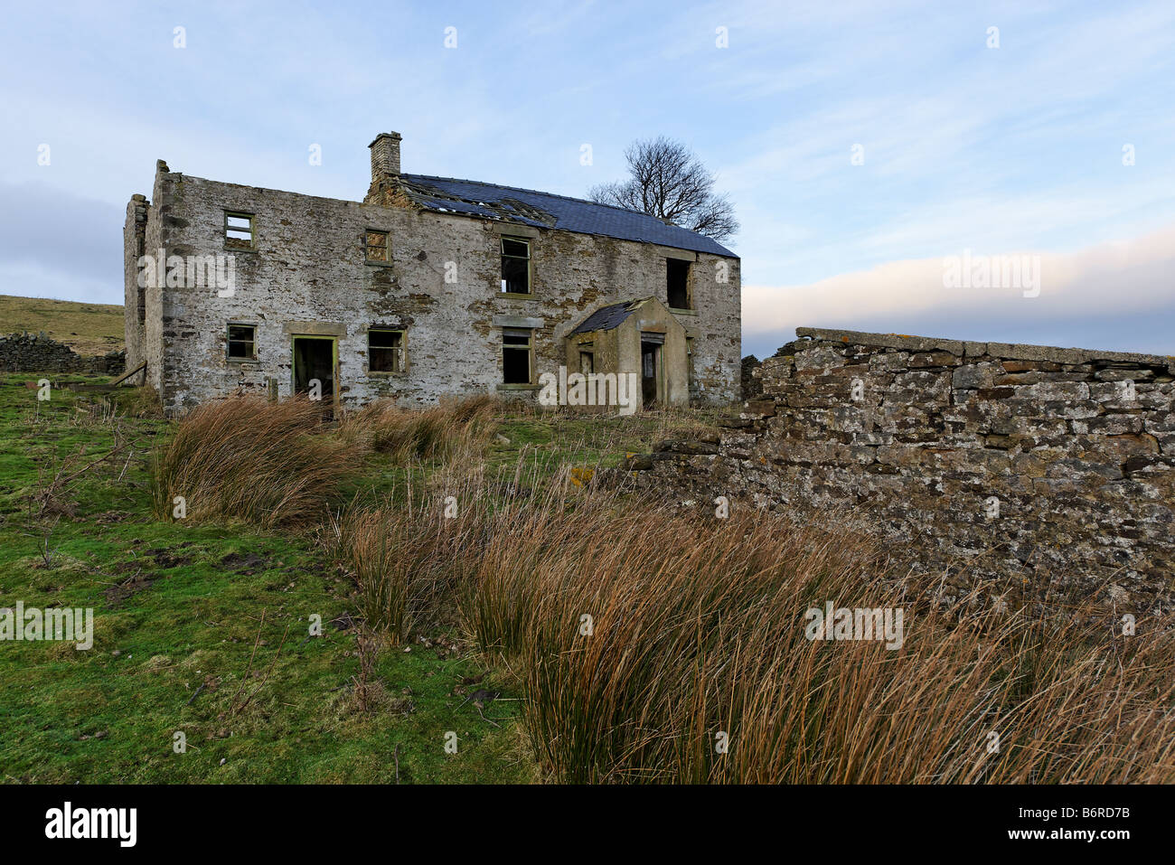 Abandoned hillfarm hi-res stock photography and images - Alamy