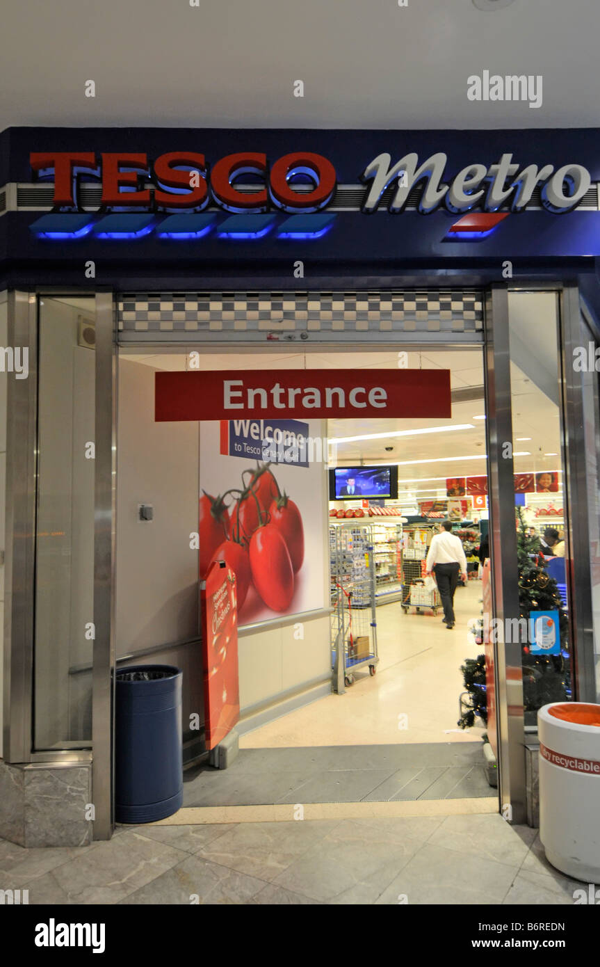 Tesco Metro supermarket store entrance at One Canada Square shopping ...