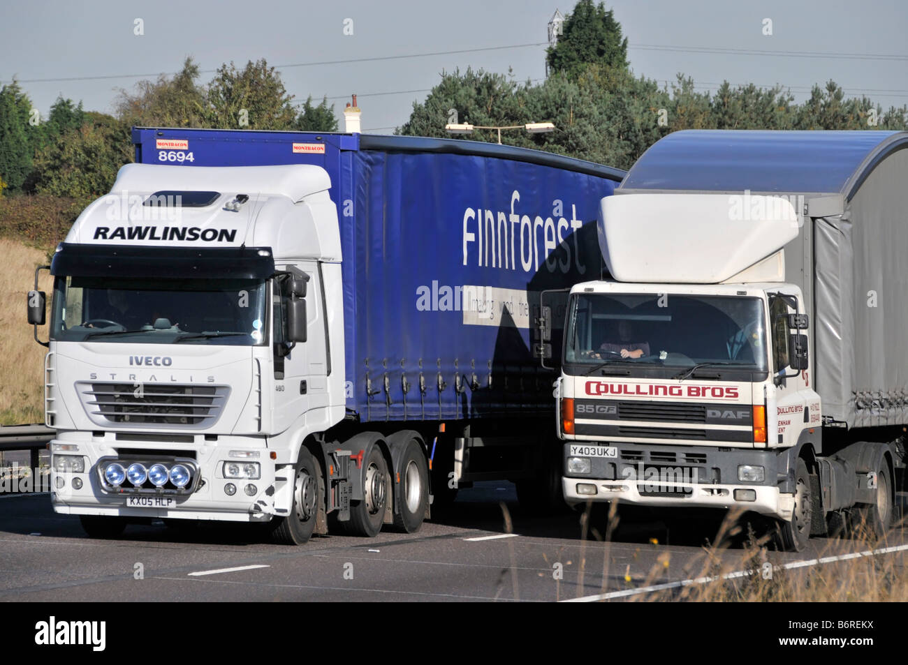 M25 motorway two articulated lorries hi-res stock photography and ...