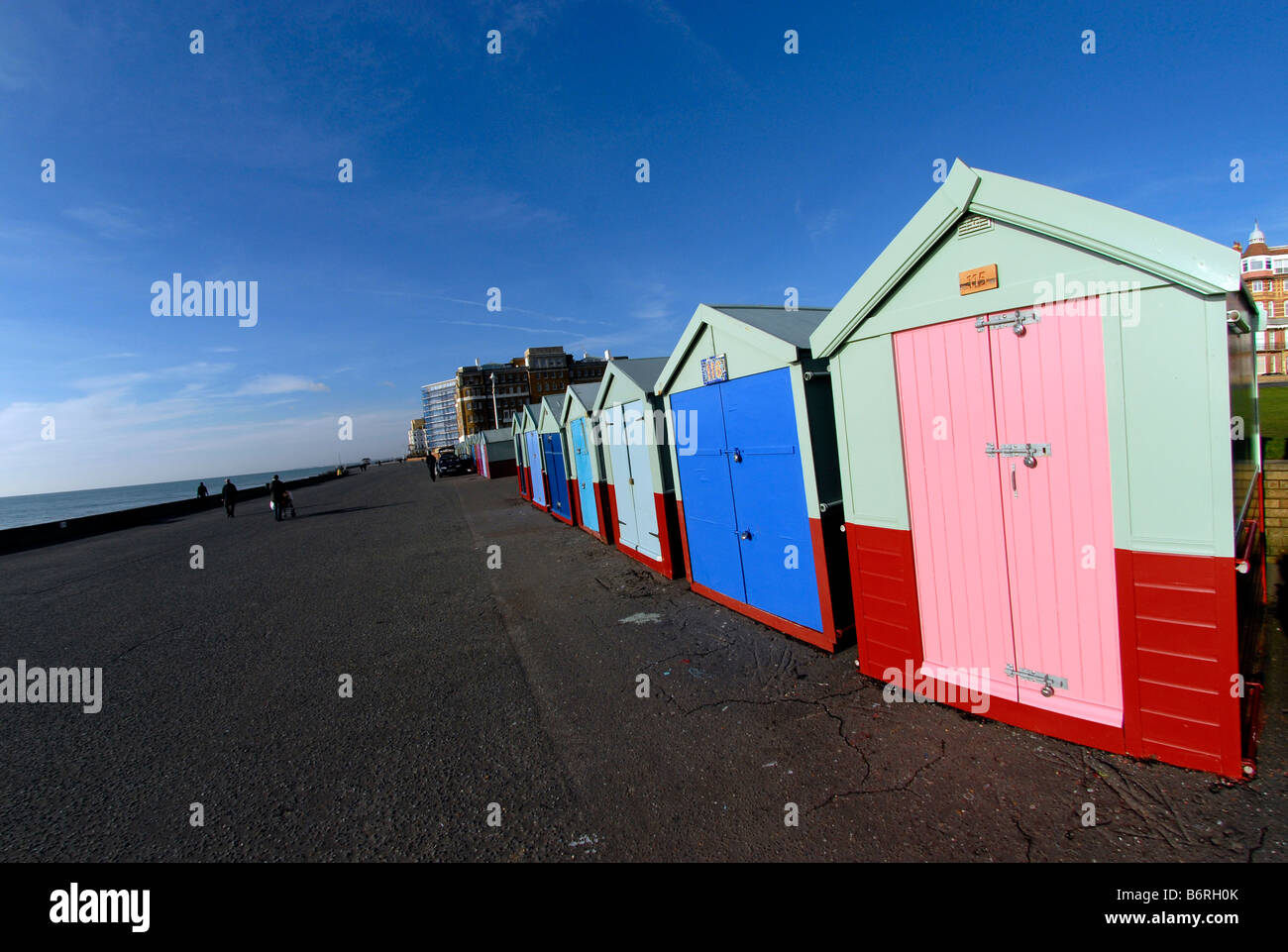 Brighton beach huts uk hi-res stock photography and images - Alamy