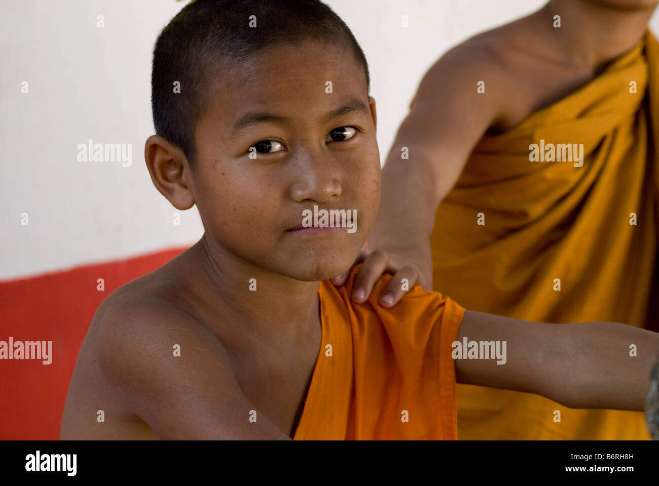 Novice monk by temple hi-res stock photography and images - Alamy