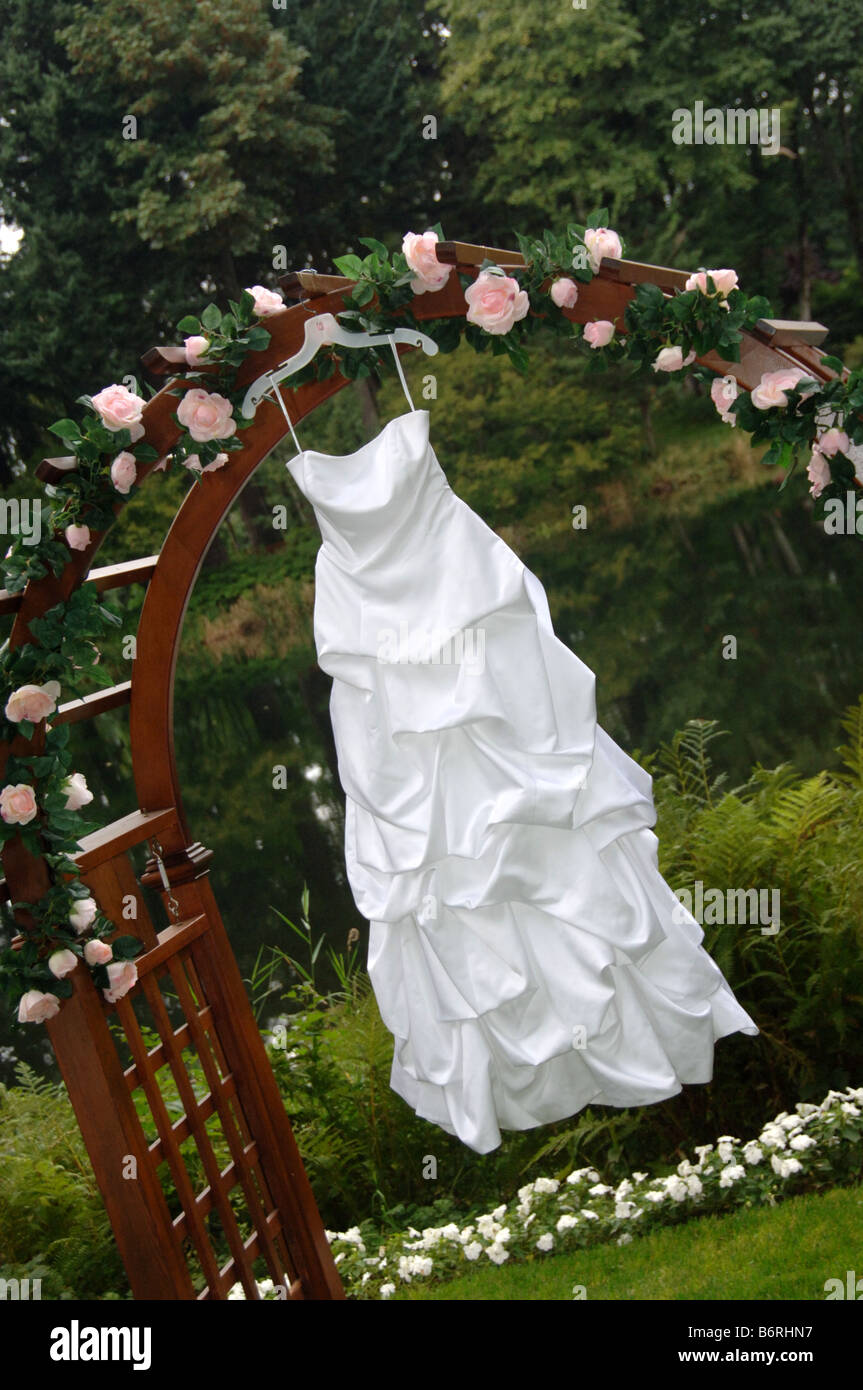 Rose decorated wedding gown hi-res stock photography and images - Alamy