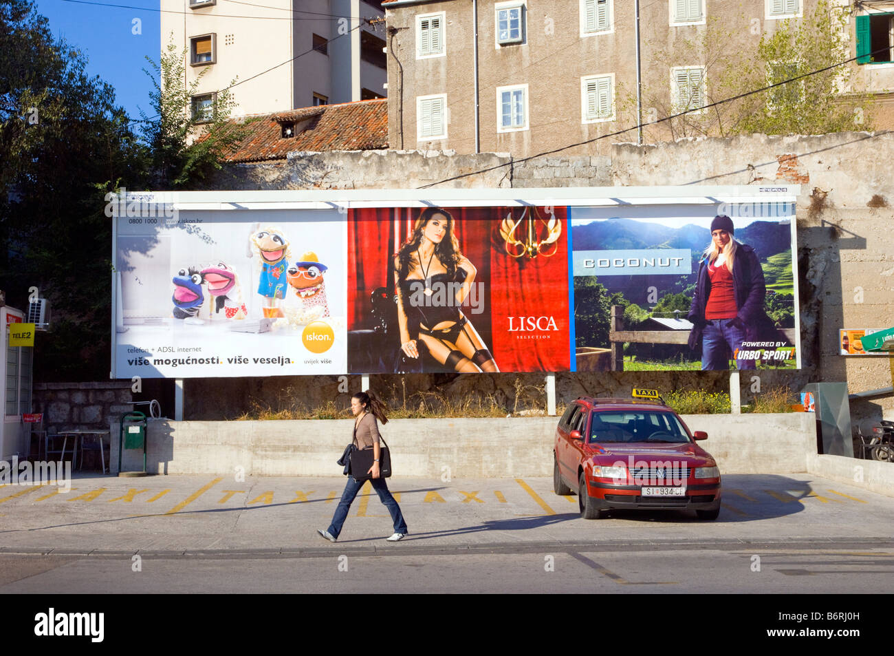 Advertising billboards hi-res stock photography and images - Alamy