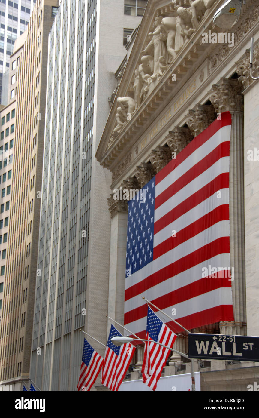 Wall Street street sign with US flag in New York City Stock Photo - Alamy