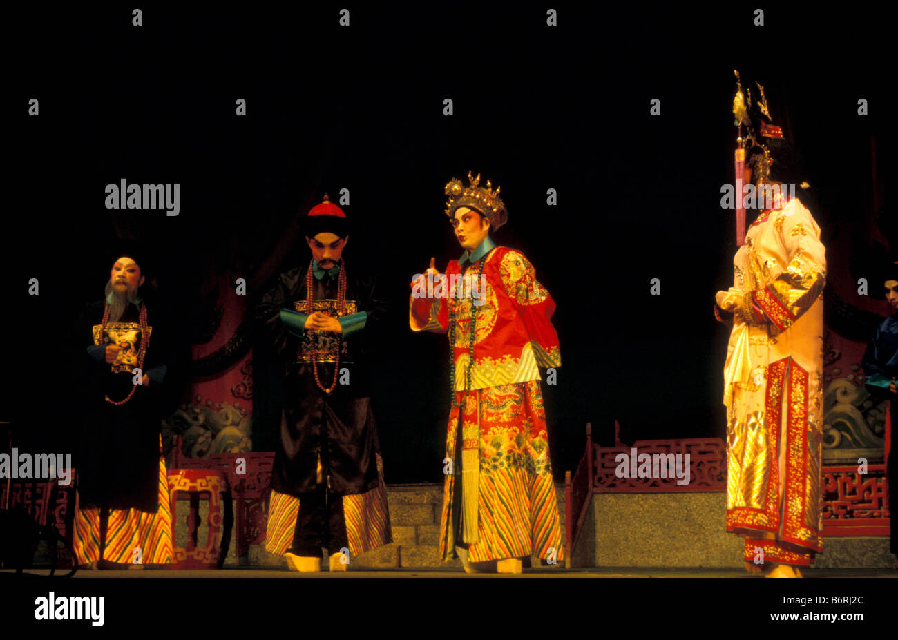 tragedy of an emperor production of chinese opera singapore Stock Photo ...