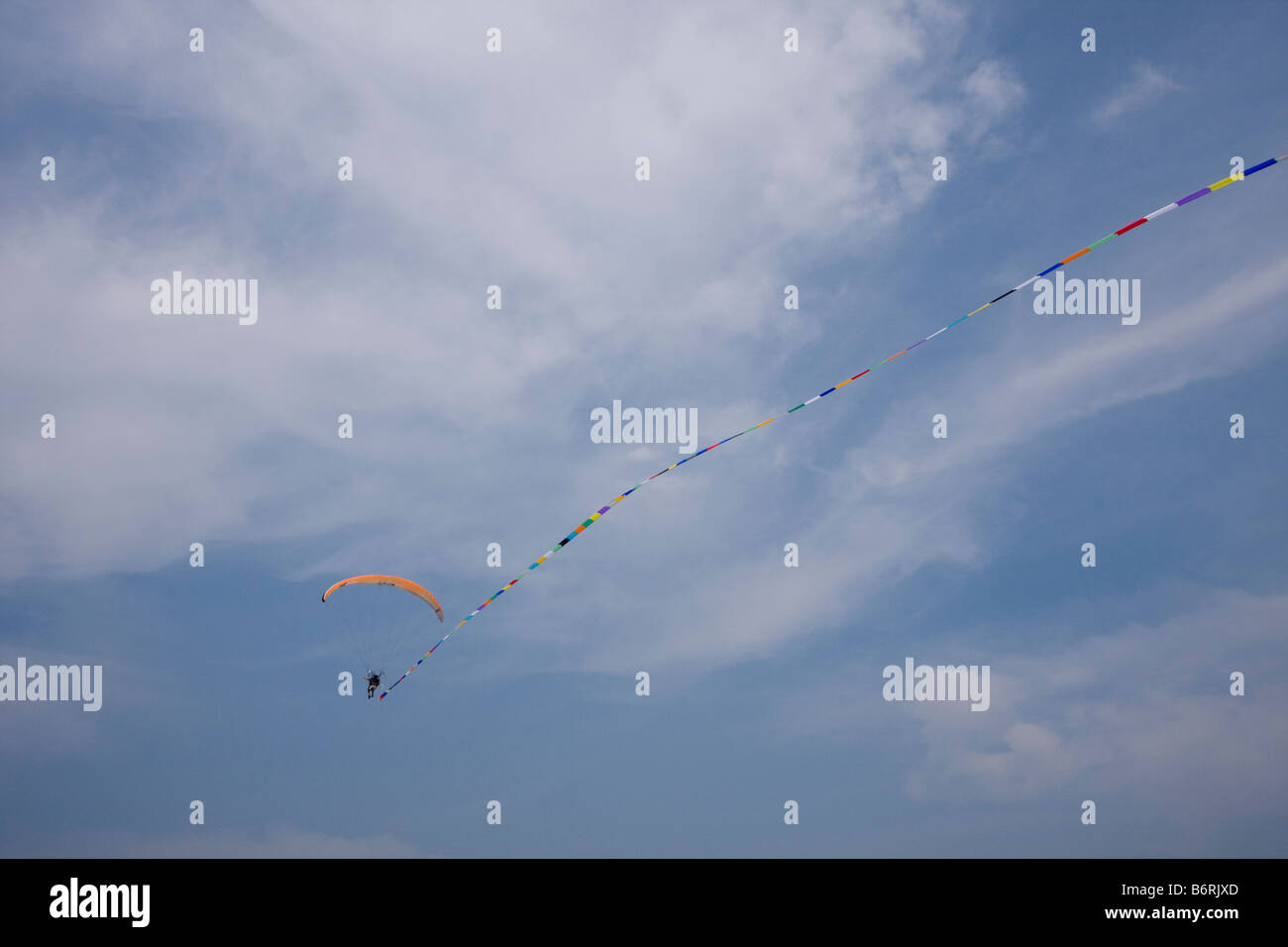 Gliding parachutes hi-res stock photography and images - Alamy