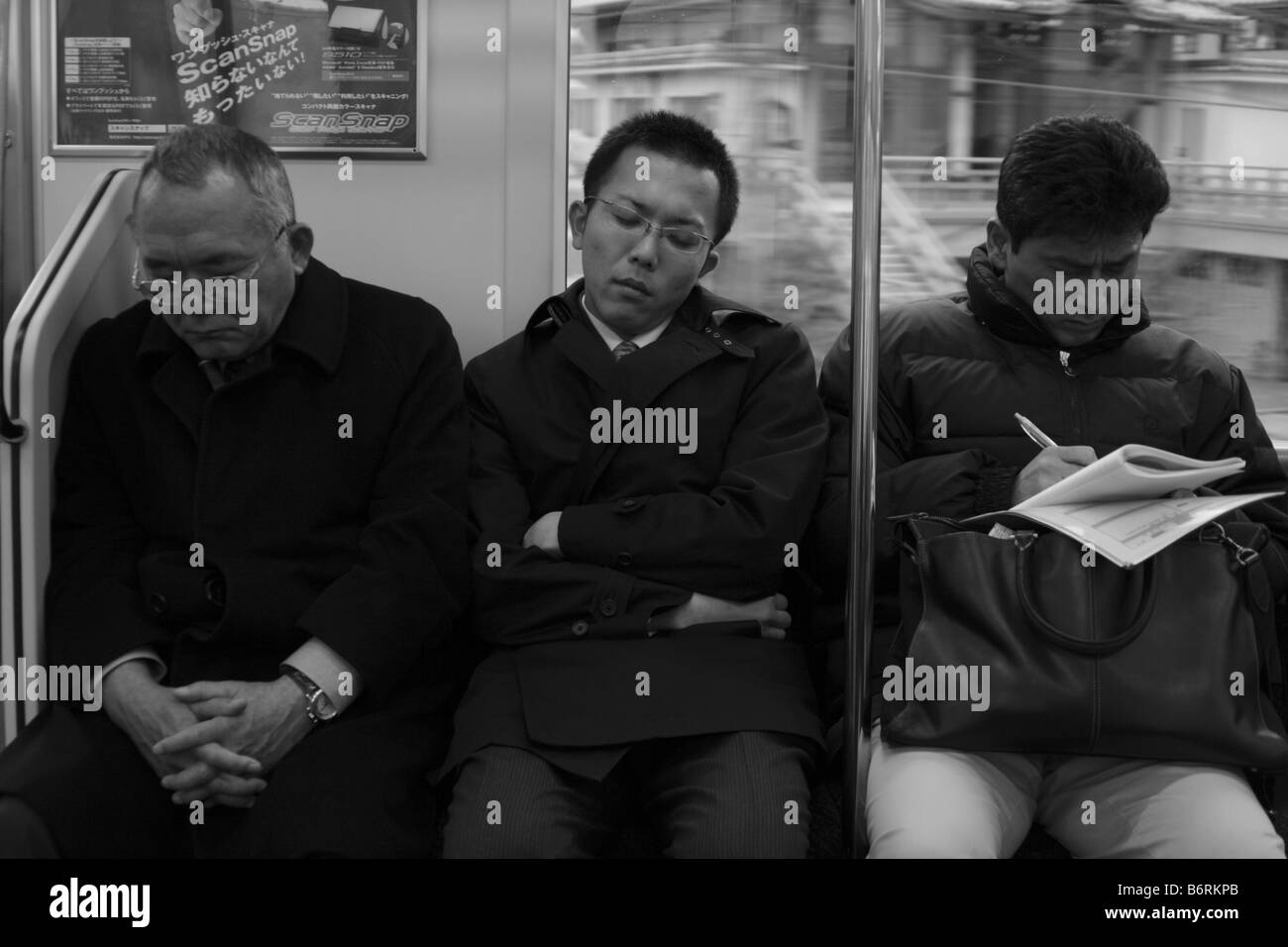 Commuters on the Yamanote JR line, Tokyo, Japan Stock Photo - Alamy