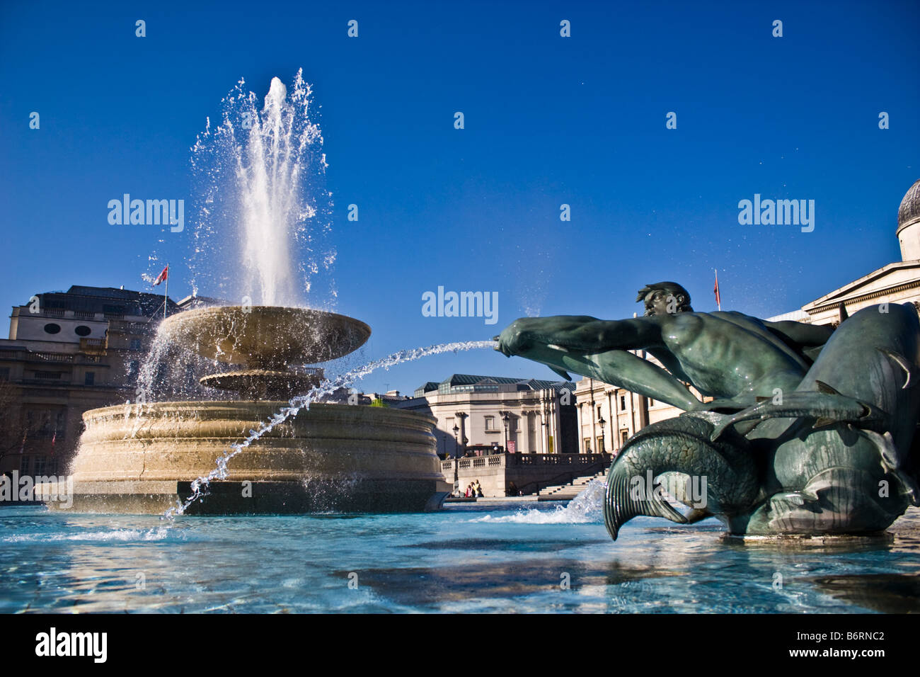 Fountain and water spout sculpture trafalgar square hi-res stock ...
