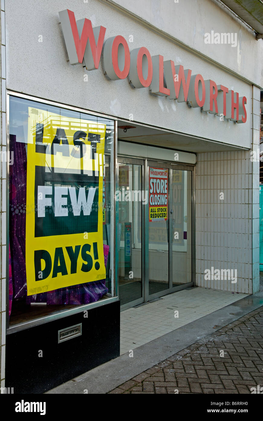 closing down sign in the window of woolworths store in truro,cornwall ...