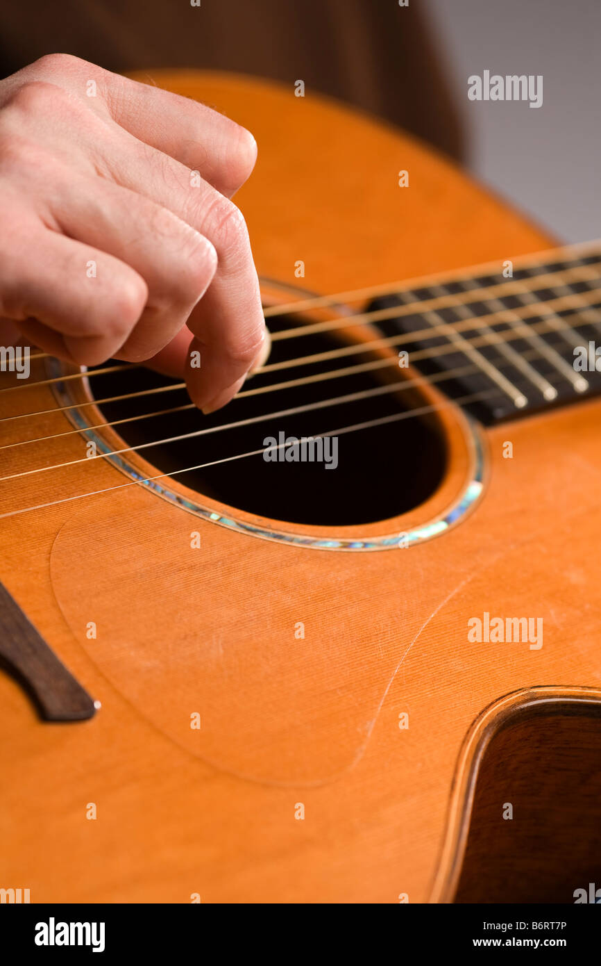 Acoustic guitar player fingerpicking focus on hand Stock Photo - Alamy