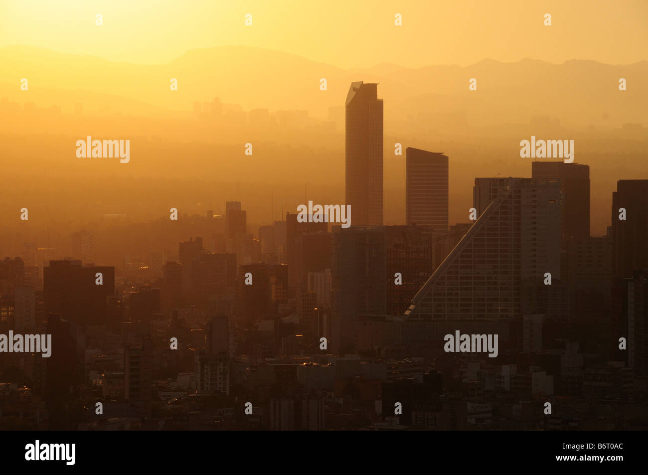 Smog at sunset, skyline of Mexico City Stock Photo - Alamy