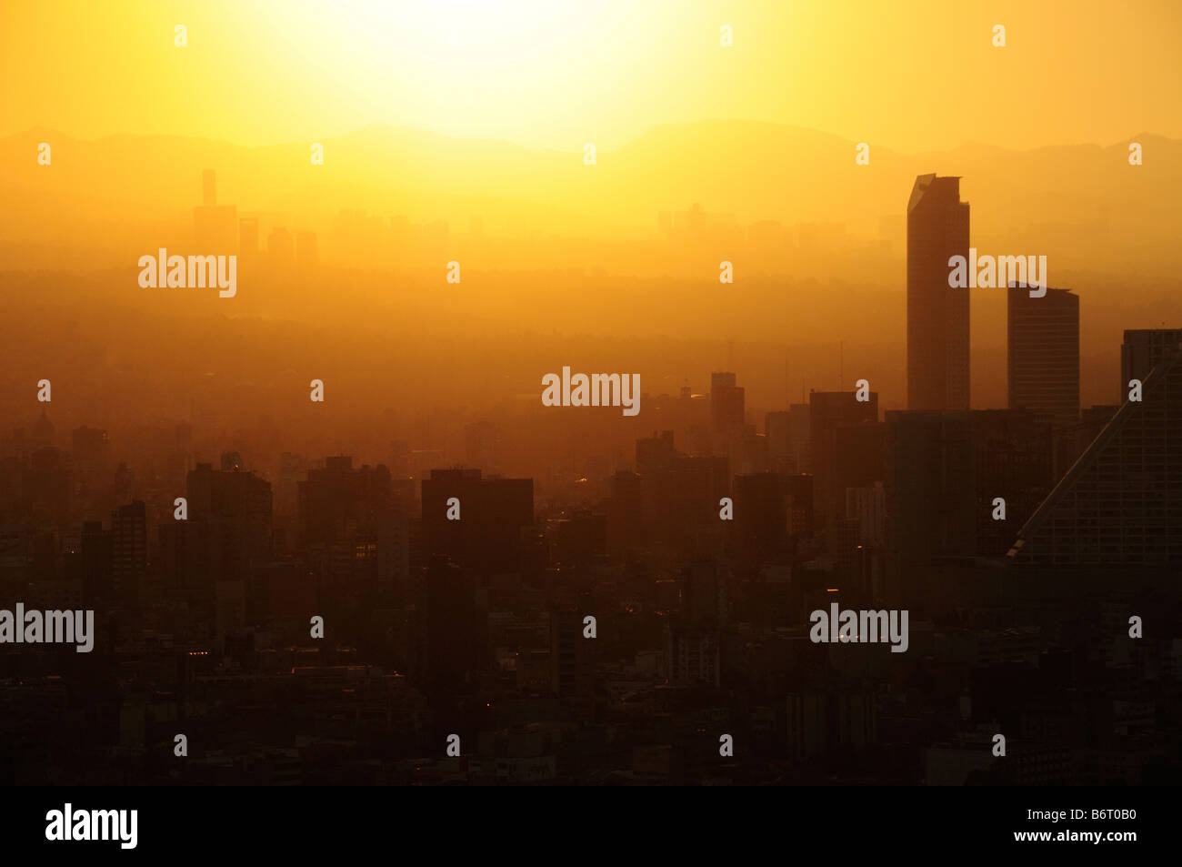 Smog at sunset, skyline of Mexico City Stock Photo - Alamy