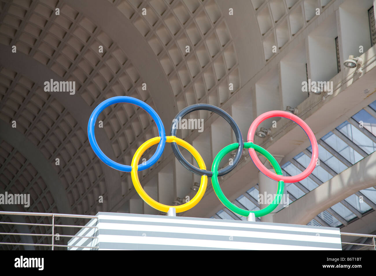 Olympic rings symbol hi-res stock photography and images - Alamy