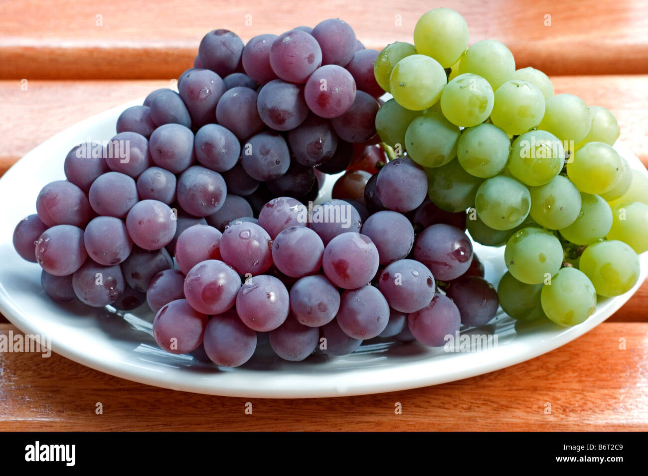 One red grape bunch white hi-res stock photography and images - Alamy