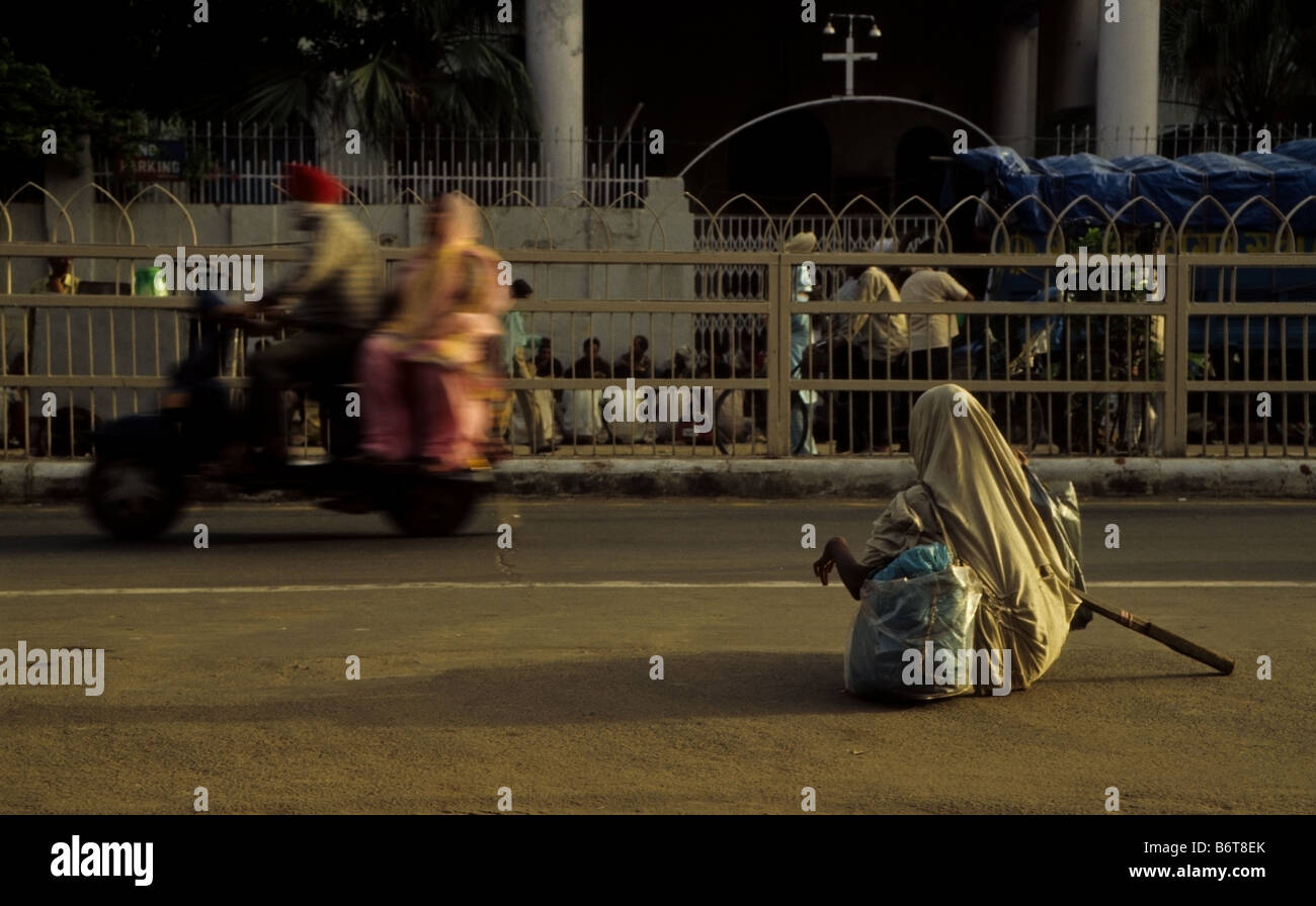 Woman beggar on street delhi hi-res stock photography and images - Alamy