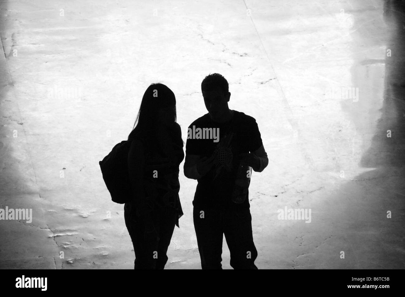 Silhouette of a couple talking Stock Photo - Alamy