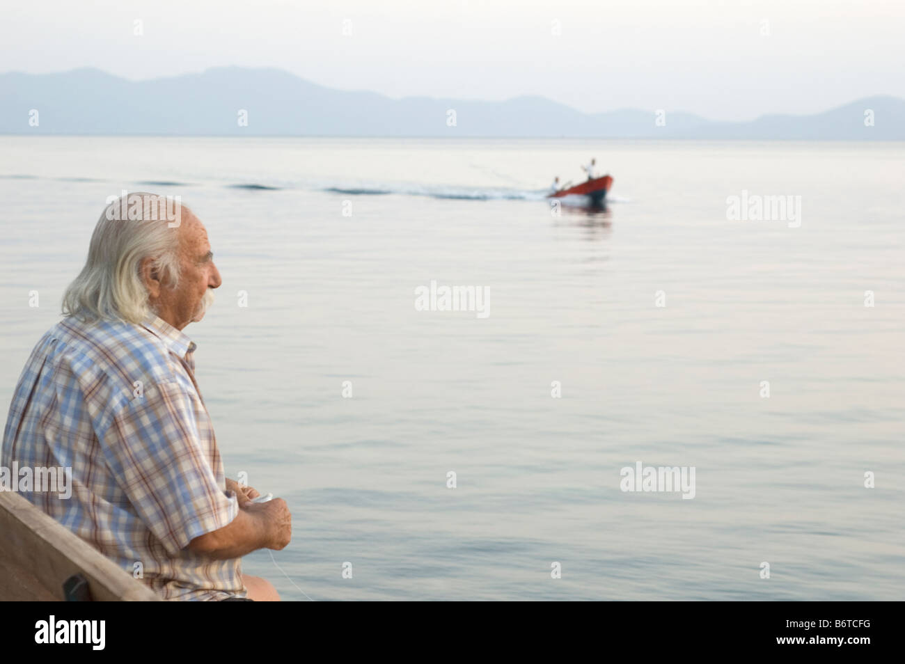 Old man staring out sea hi-res stock photography and images - Alamy