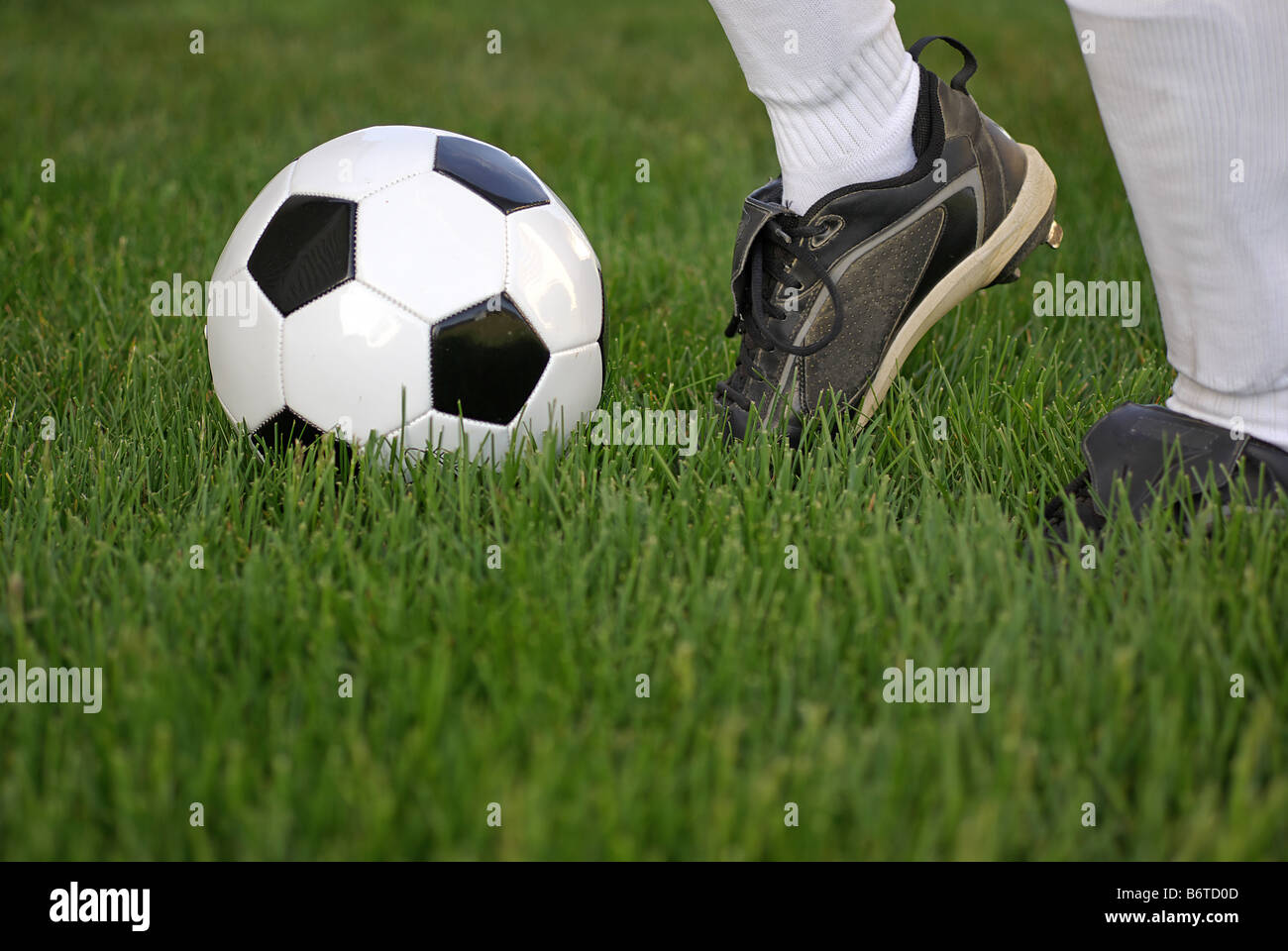 Soccer player kicking ball hi-res stock photography and images - Alamy
