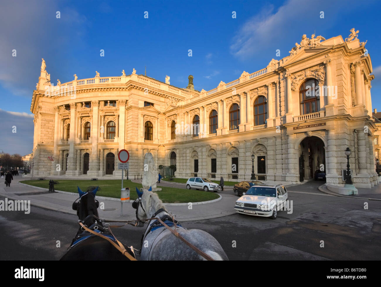 Baroque architecture vienna hi-res stock photography and images - Alamy