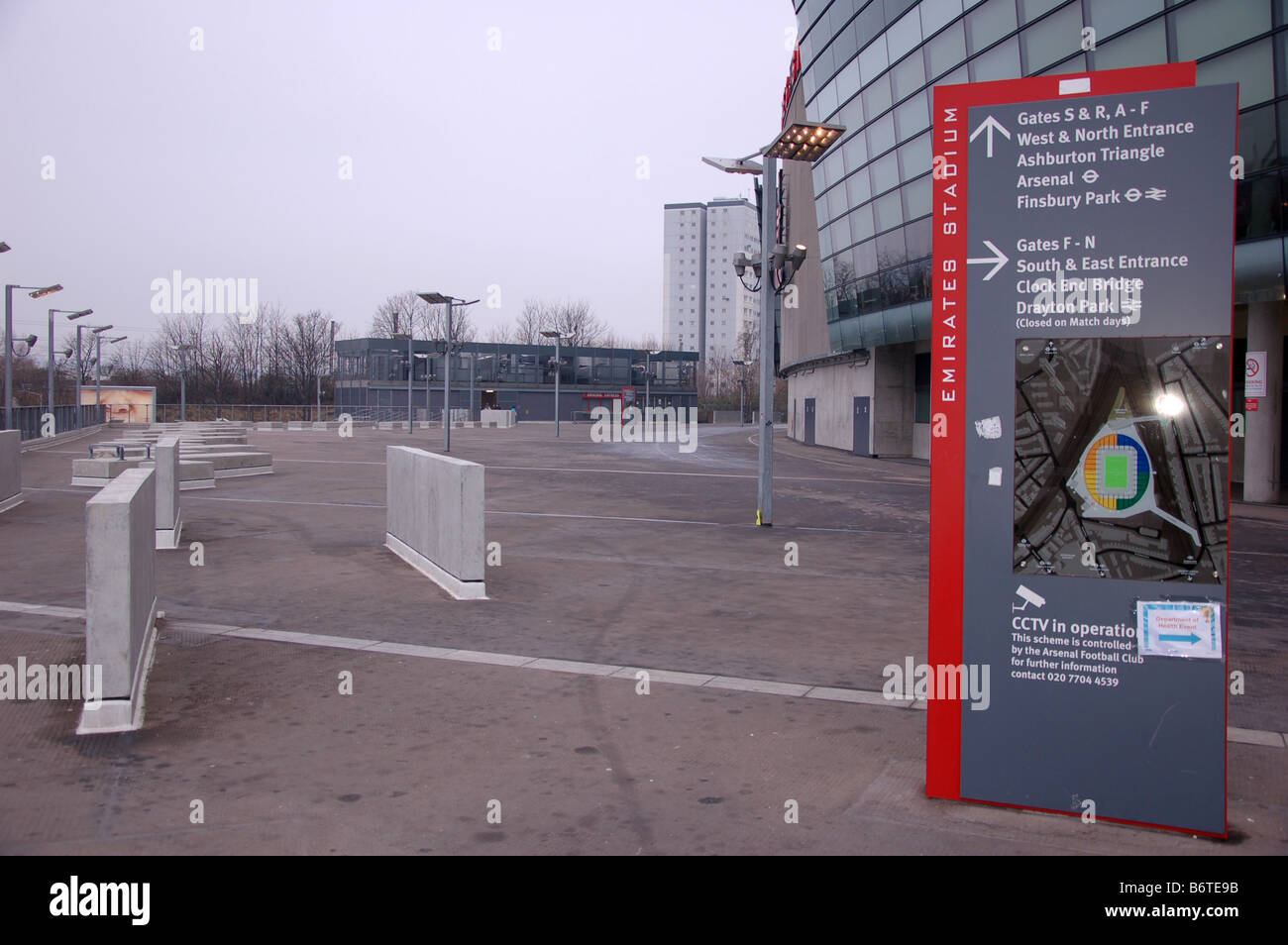 Arsenal fans outside the emirates stadium hi-res stock photography and ...