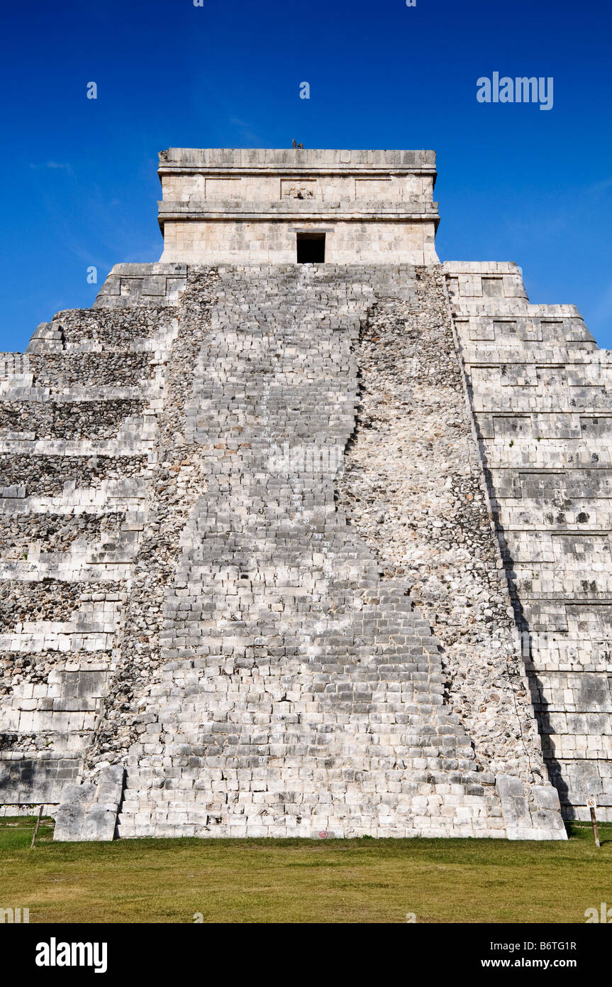 Chichen Itza El Castillo Pyramid Yucatan Mexico // CHICHEN ITZA, Mexico ...