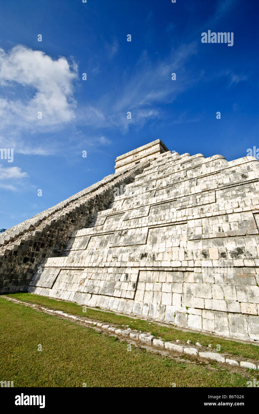 El Castillo Temple of Kukulcan Chichen Itza Mexico // CHICHEN ITZA ...