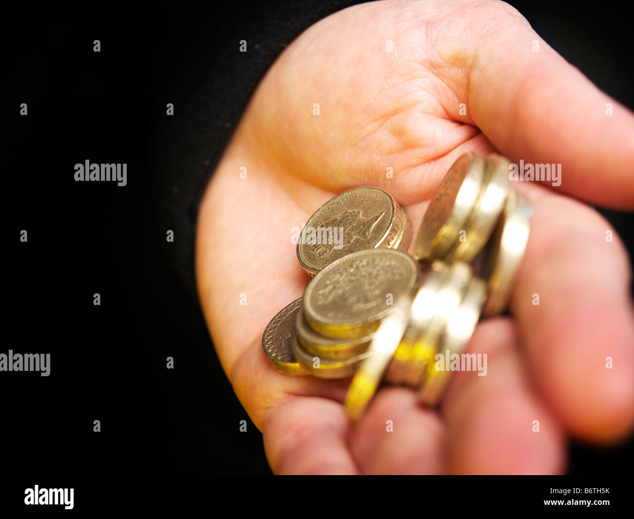Hands holding money pound hi-res stock photography and images - Alamy
