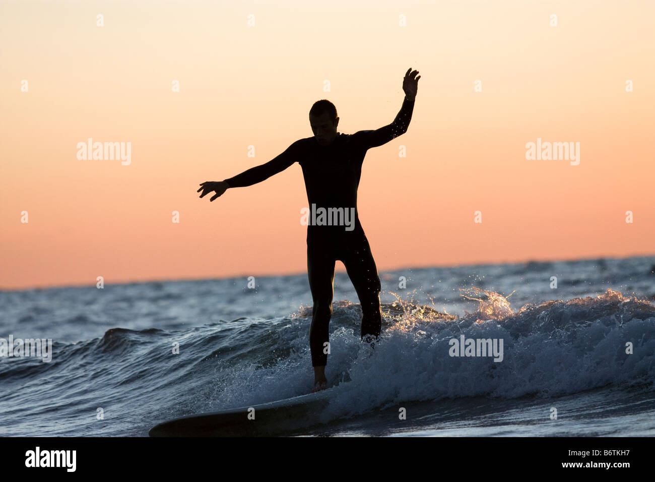 Catching the perfect freshwater wave in Lake Michigan Stock Photo - Alamy