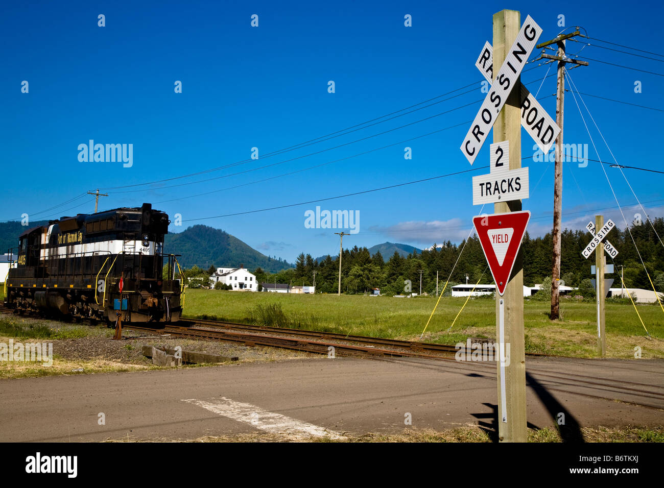 Rail road crossing hi-res stock photography and images - Alamy