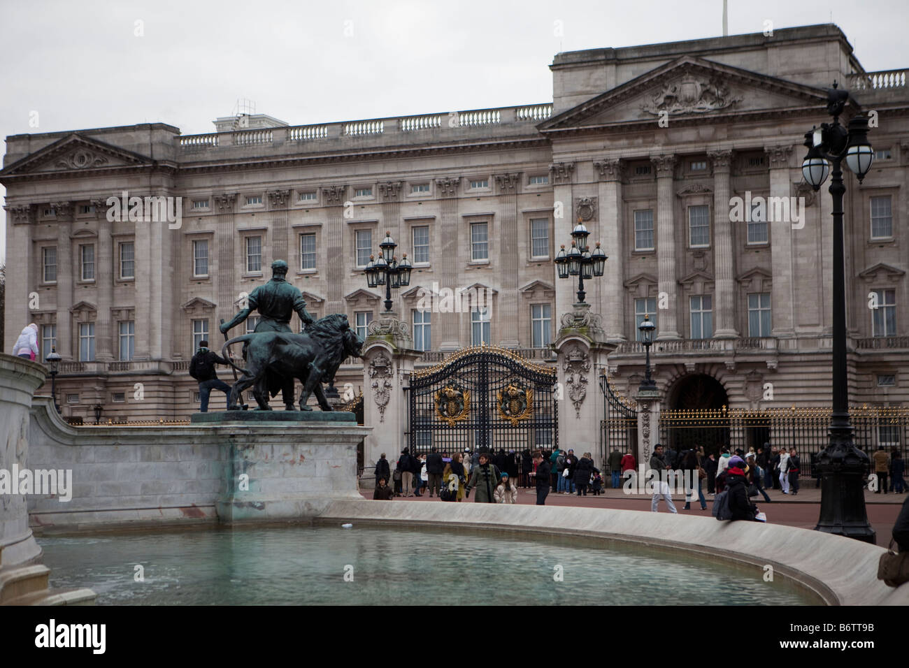 Front gate entrance buckingham palace hi-res stock photography and ...