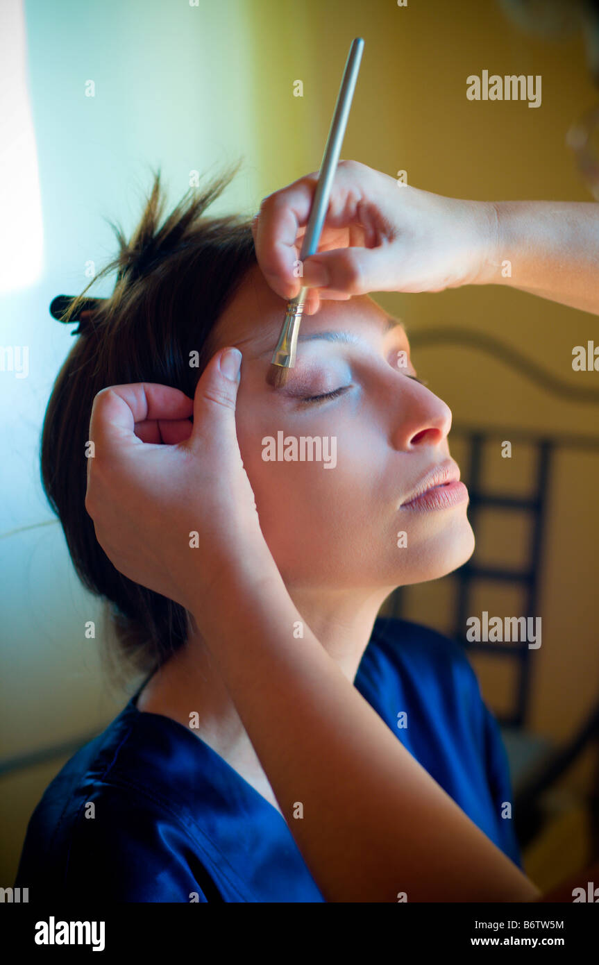 Make up artist applying eyeshadow Stock Photo - Alamy