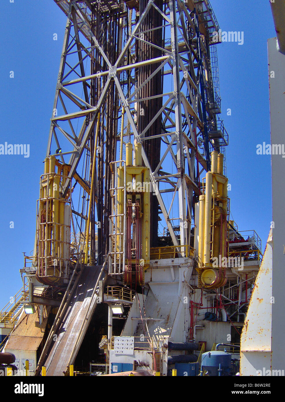 HEAVE COMPENSATOR RISER ON DRILLING RIG ON SEMI-SUBMERSIBLE OIL RIG ...