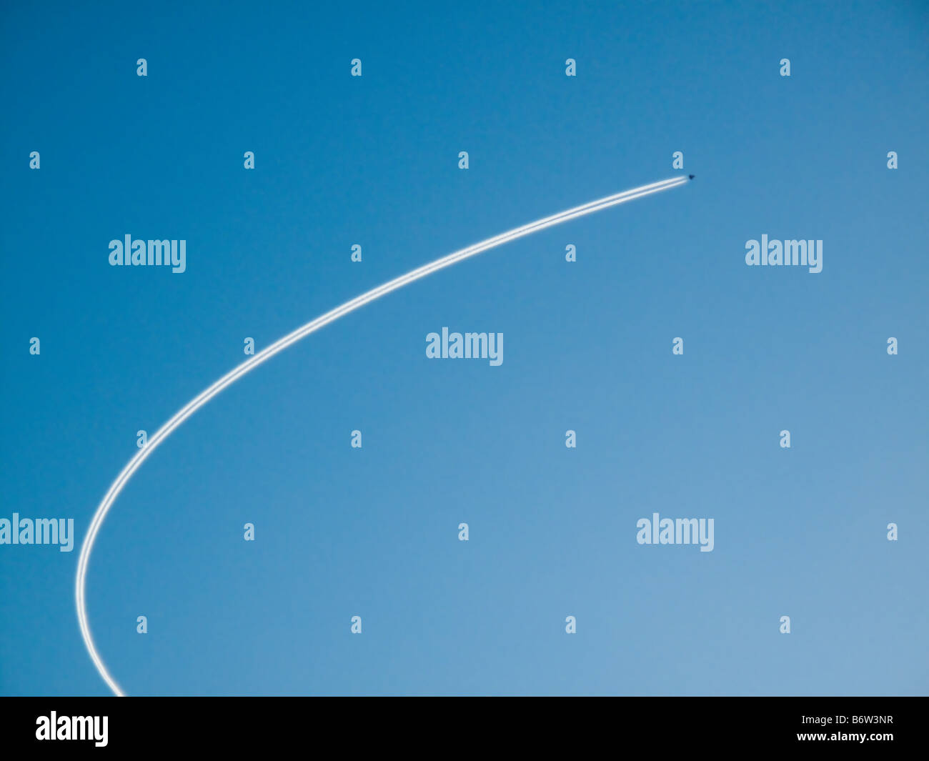 Jet stream contrail hi-res stock photography and images - Alamy