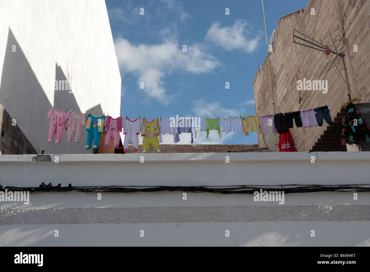 Laundry drying on rooftop clothes line hi-res stock photography and ...