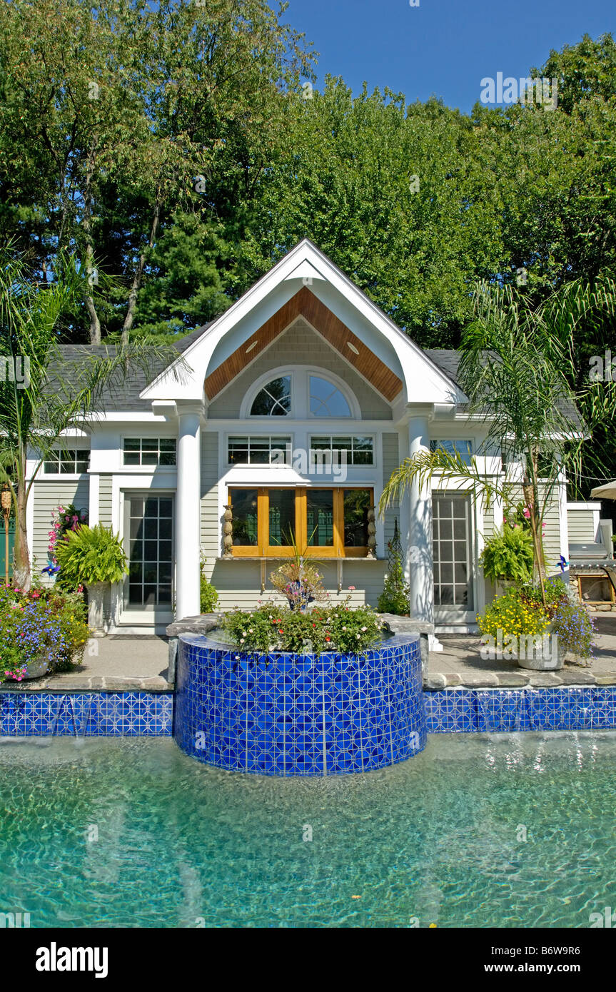Contemporary pool house and swimming pool Stock Photo - Alamy