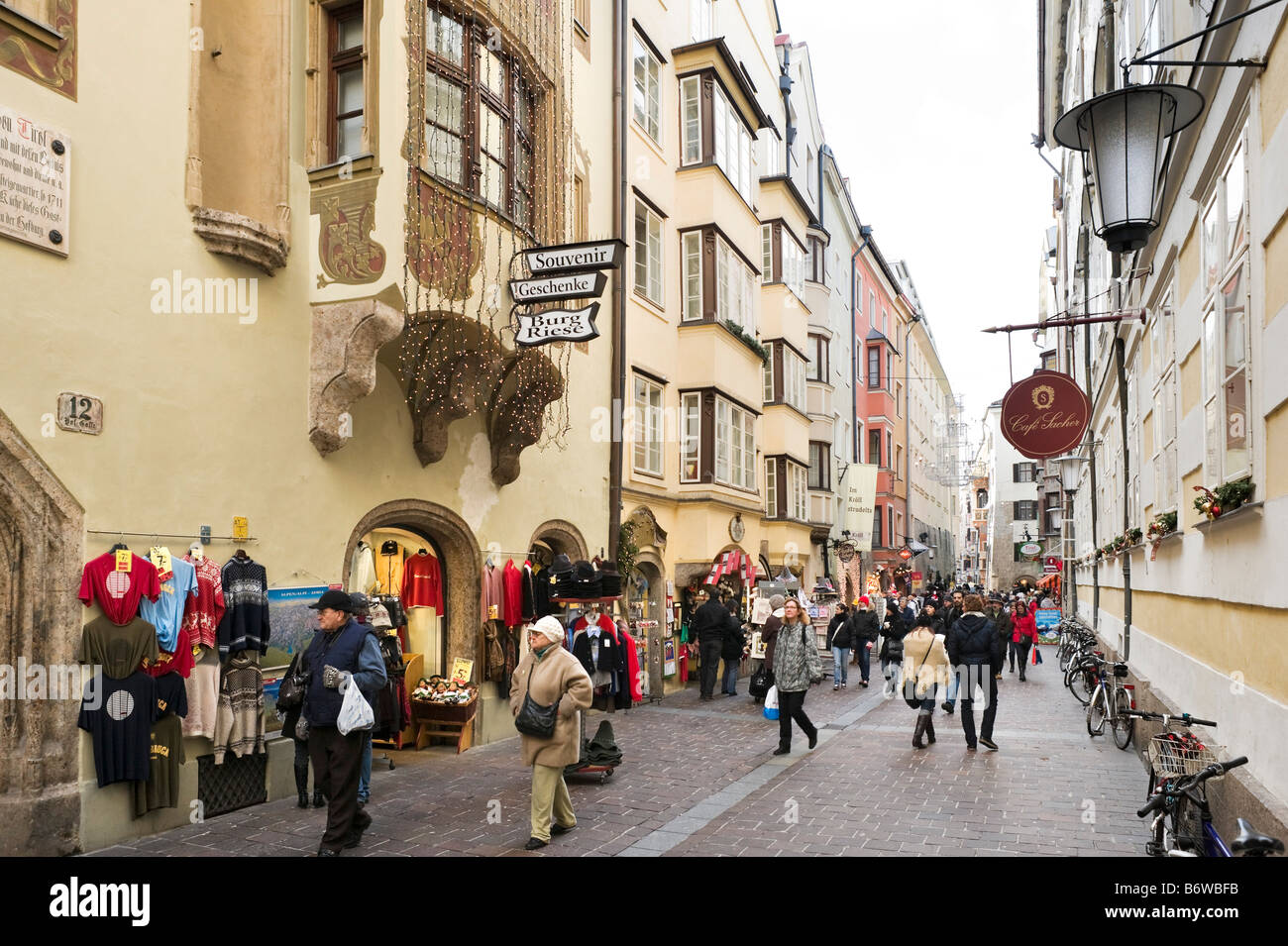 Shops in the centre of the old town (Altstadt) at Christmas, Innsbruck ...