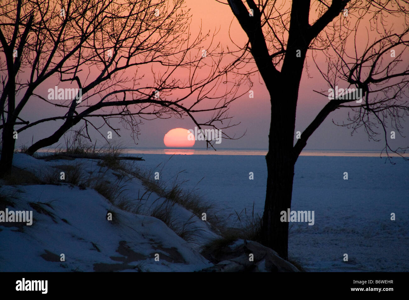 Sun dipping horizon hi-res stock photography and images - Alamy