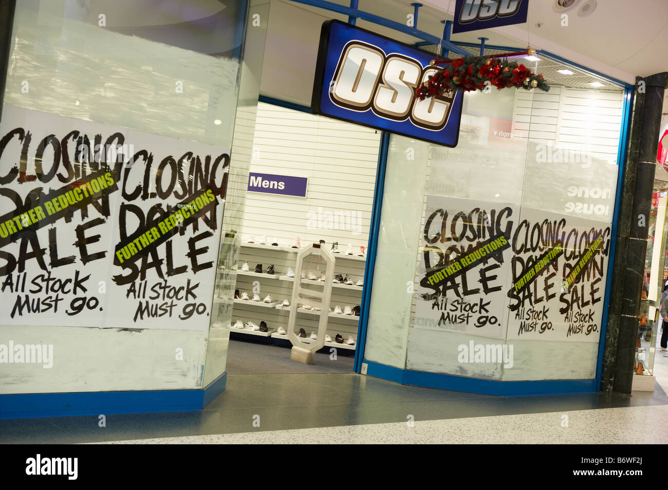 SHOP WINDOW CLOSING DOWN SALE SALES SIGN PRICE REDUCTION SAVE SAVING ...