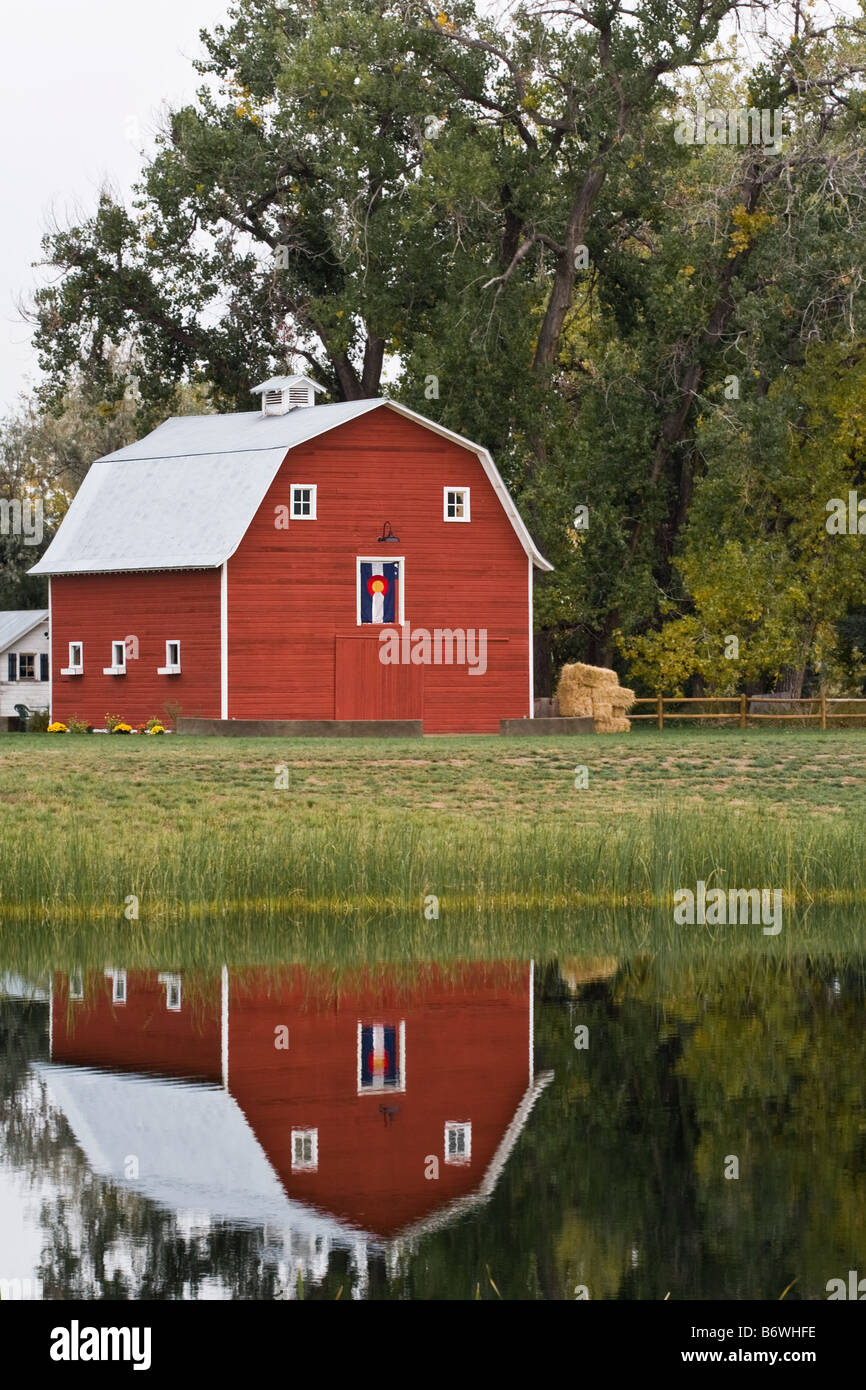 Reflection of an old restored barn Stock Photo - Alamy