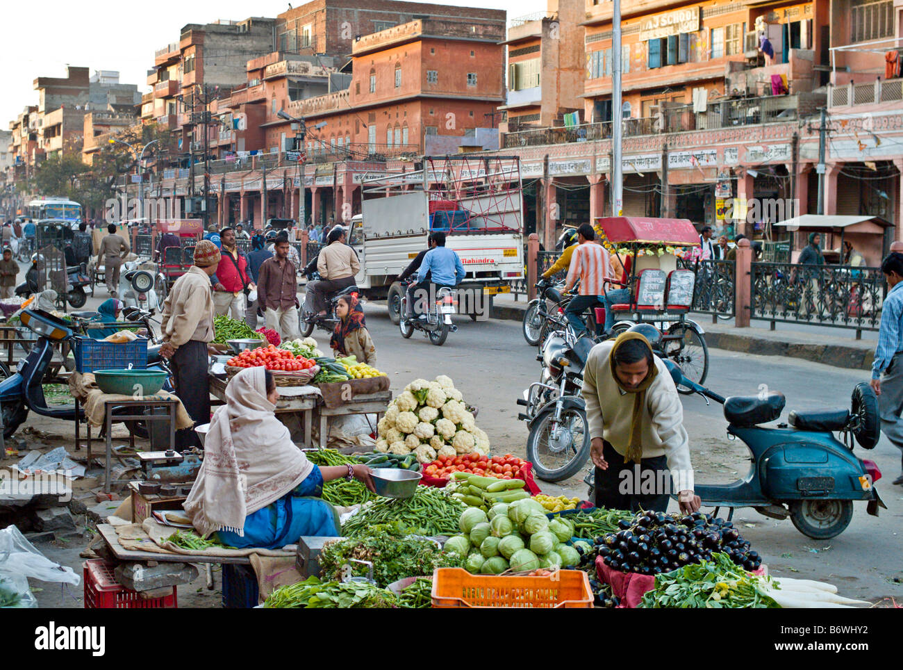 INDIA JAIPUR RAJASTHAN Busy street in the market area of Jaipur with ...