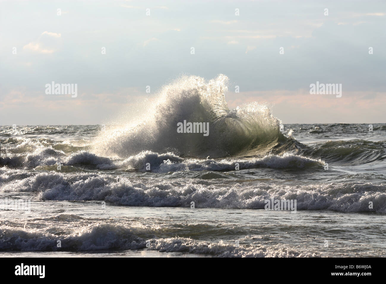 Whitecap wave hi-res stock photography and images - Alamy